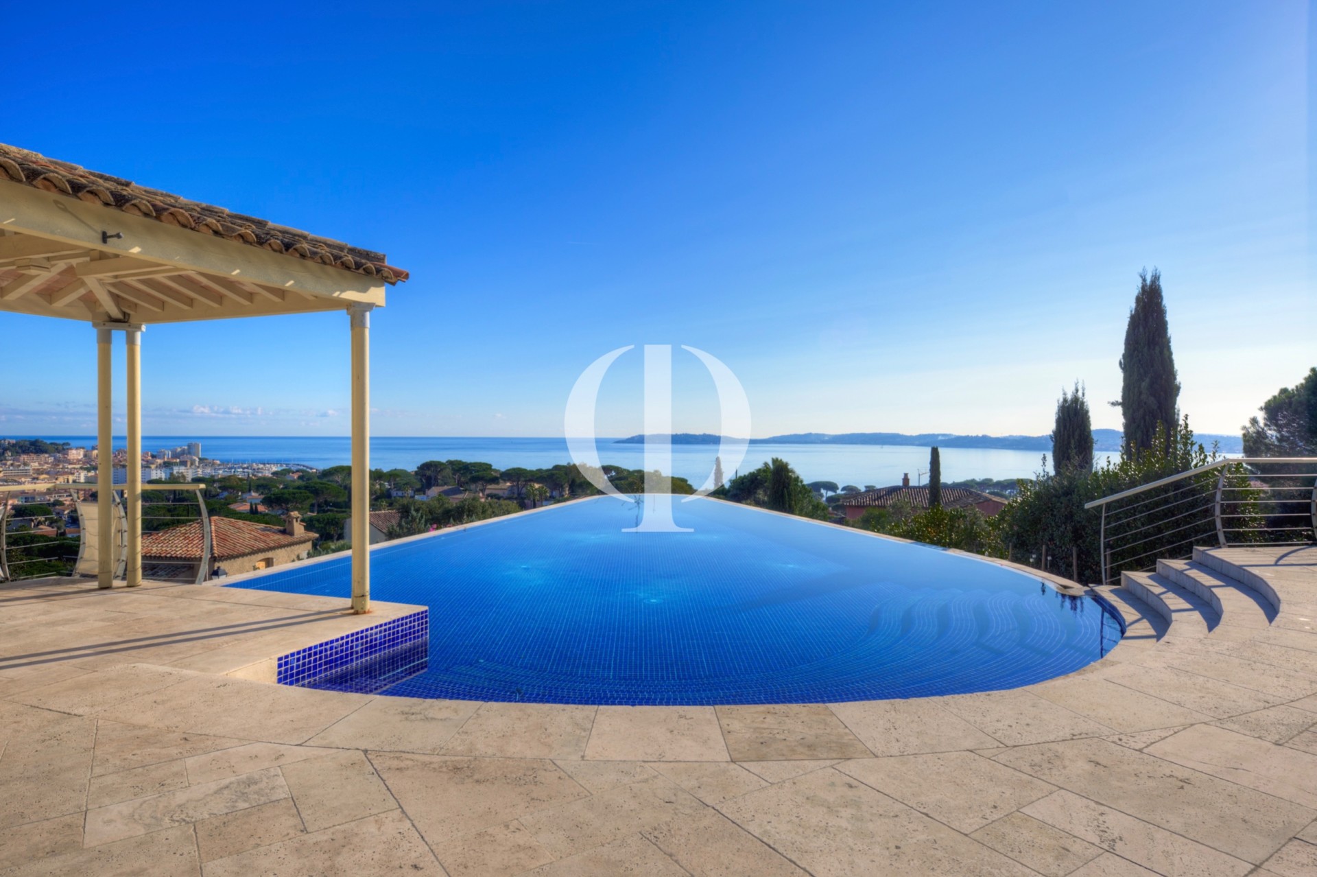 Vente villa Ste Maxime: Villa néo-provençale vue mer panoramique